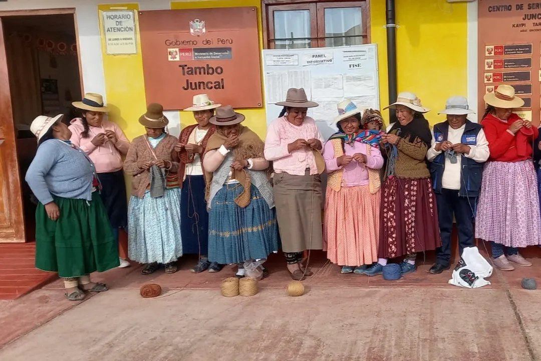 Artesanas de Puno modernizan sus tradiciones textiles a más de 4300 ...