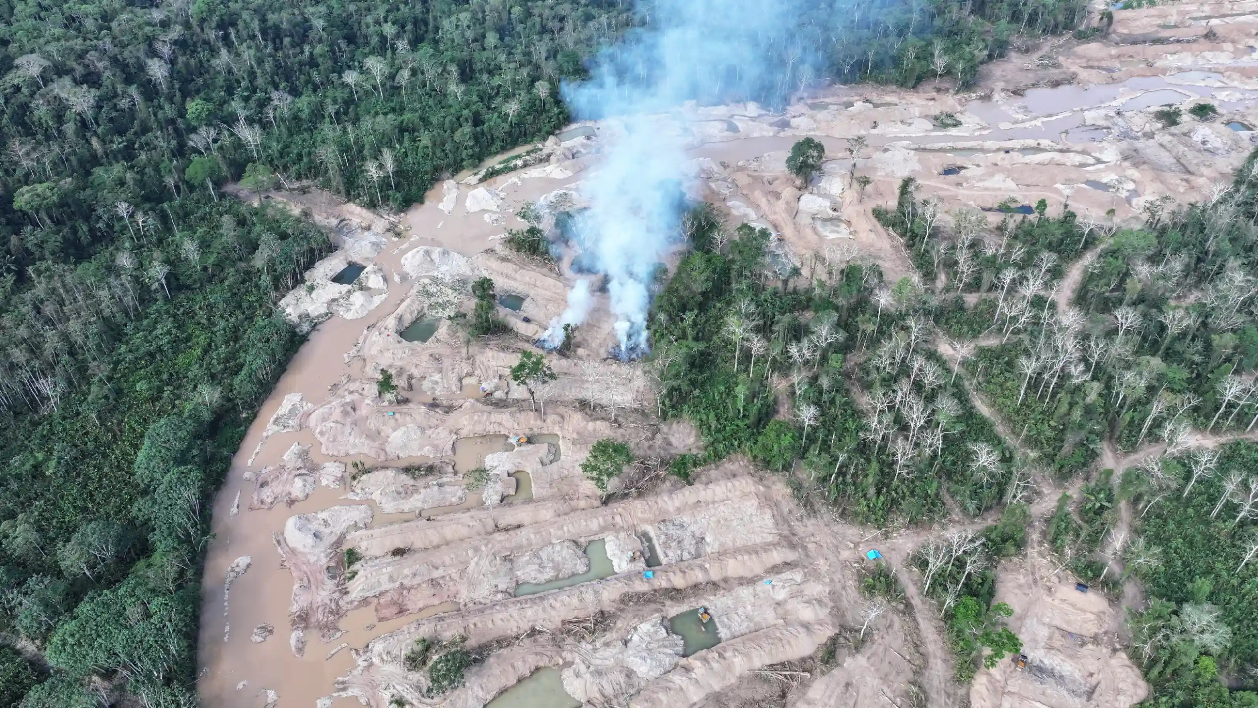 Destruyen maquinaria pesada y dragas usadas para minería ilegal en el ...